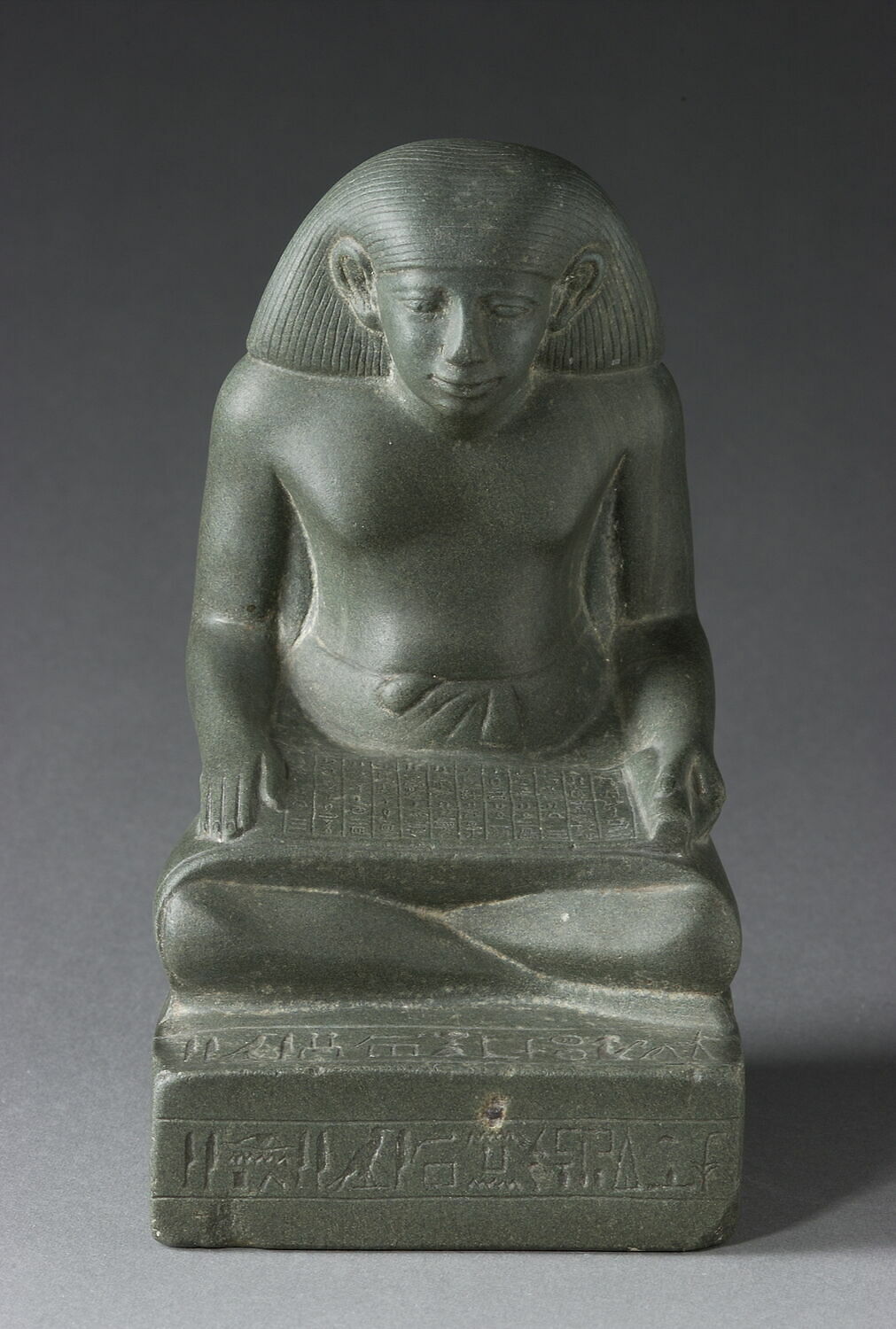 statue de scribe assis en tailleur ; Statue de Iay - Louvre Collections