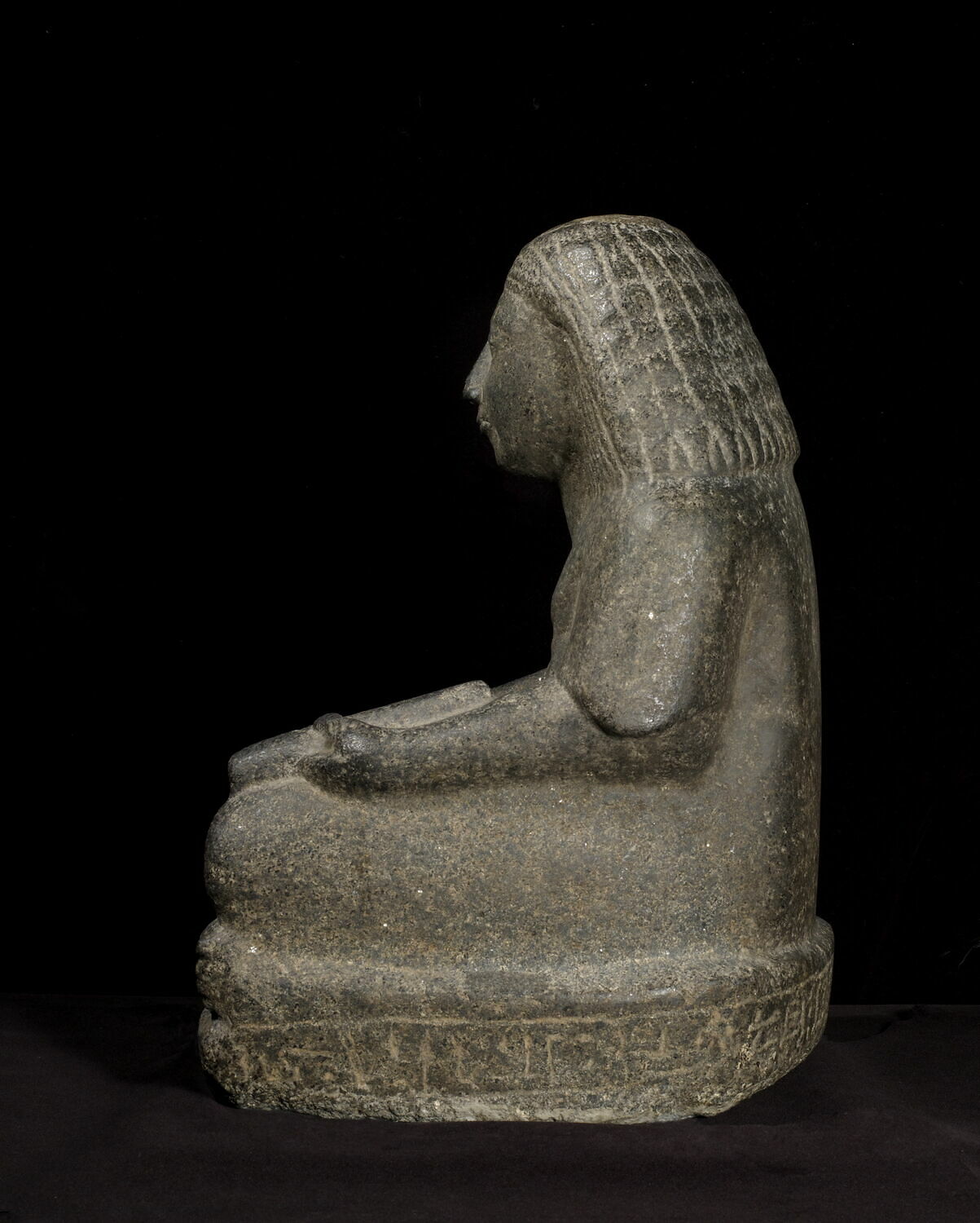 statue de scribe assis en tailleur - Louvre Collections