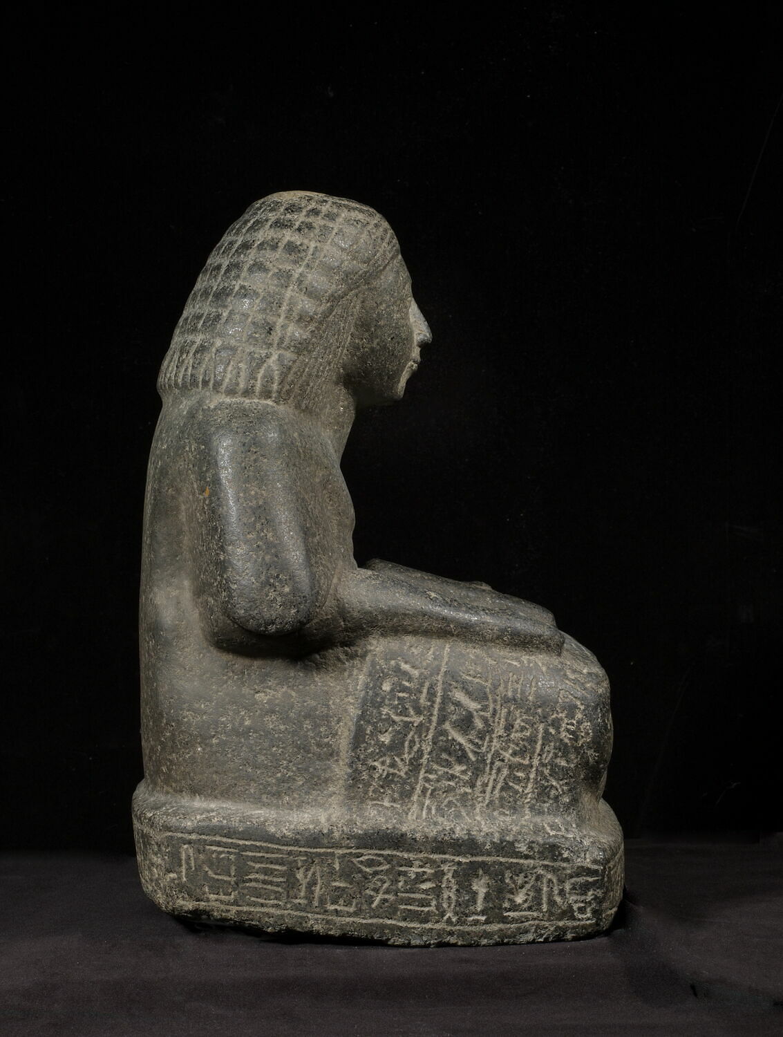 statue de scribe assis en tailleur - Louvre Collections
