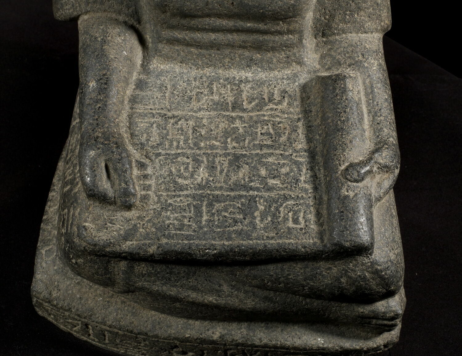 statue de scribe assis en tailleur - Louvre Collections