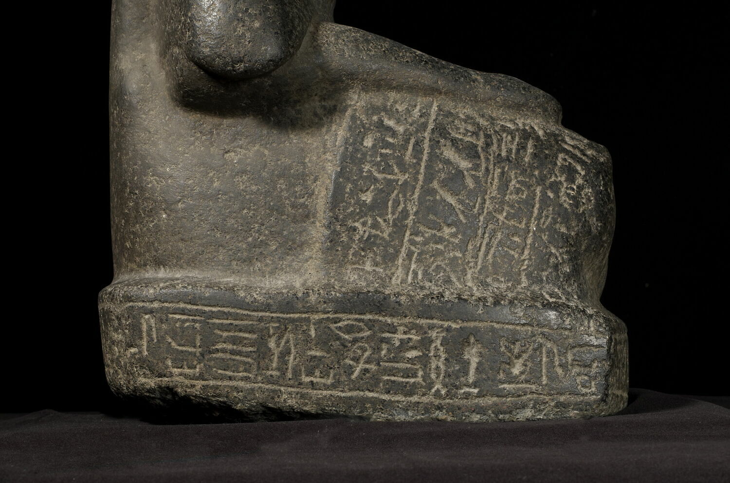 statue de scribe assis en tailleur - Louvre Collections