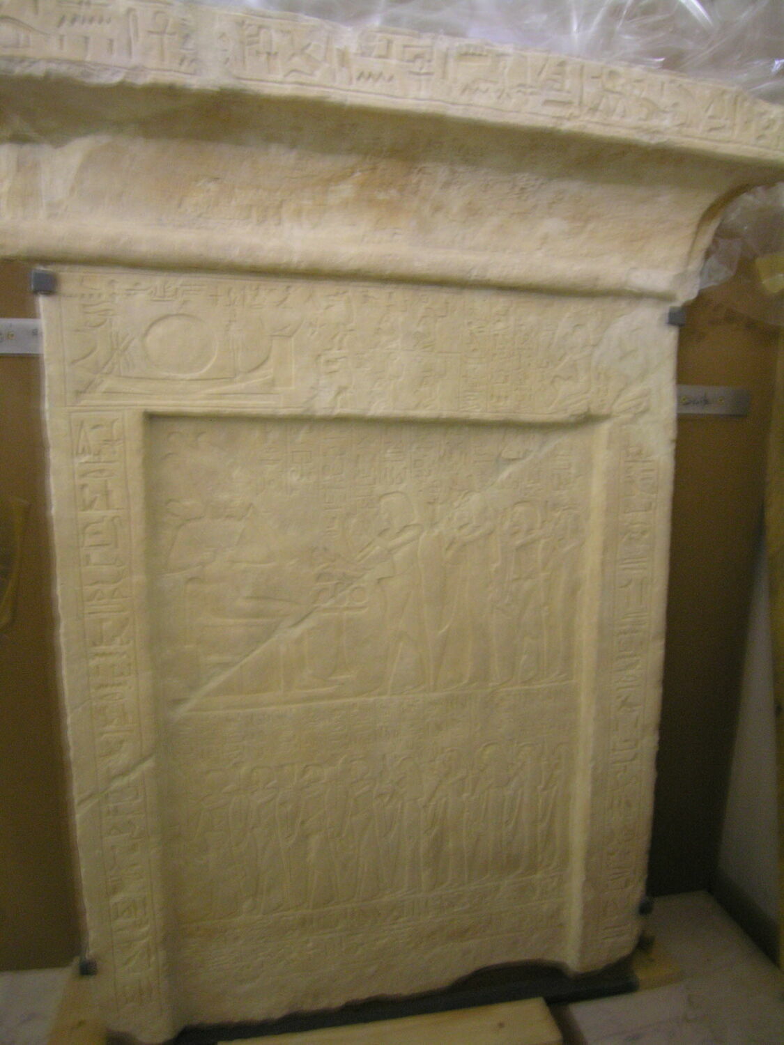 stèle rectangulaire à corniche - Louvre Collections