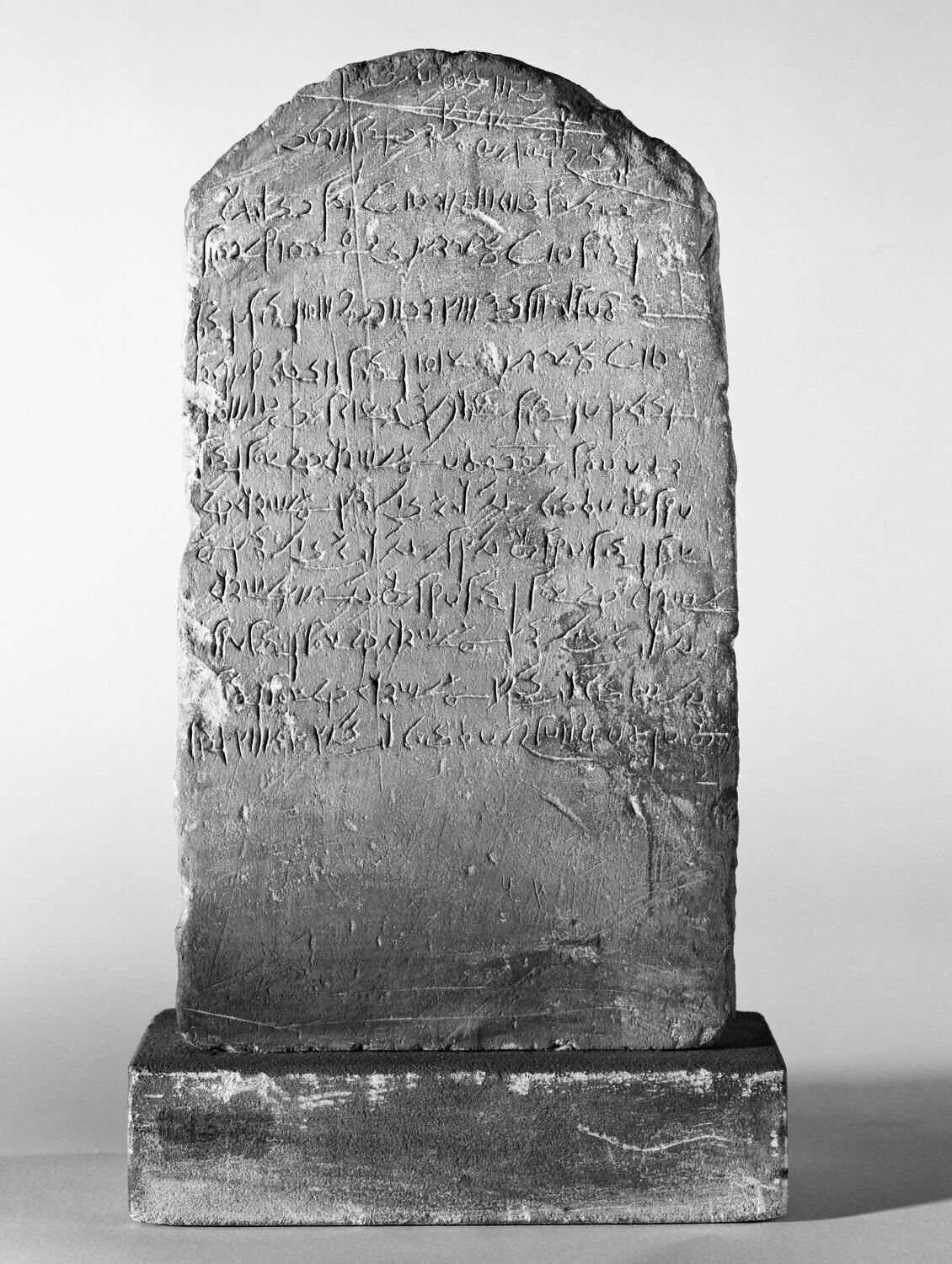 stèle cintrée - Louvre site des collections