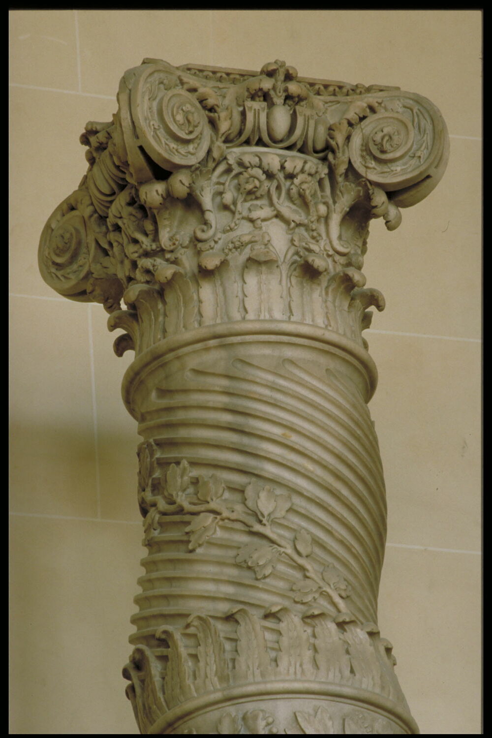 Colonne torsadée et chapiteau - Louvre Collections