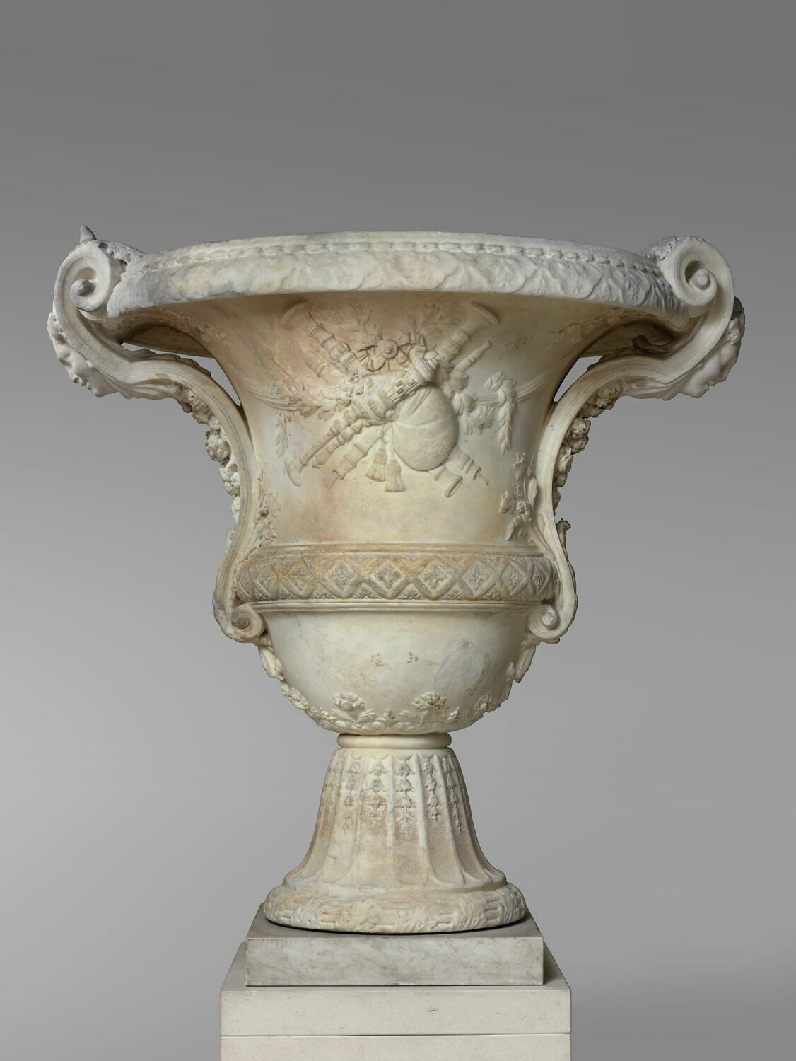 Vase orné de trophées d'instruments de musique - Louvre site des ...