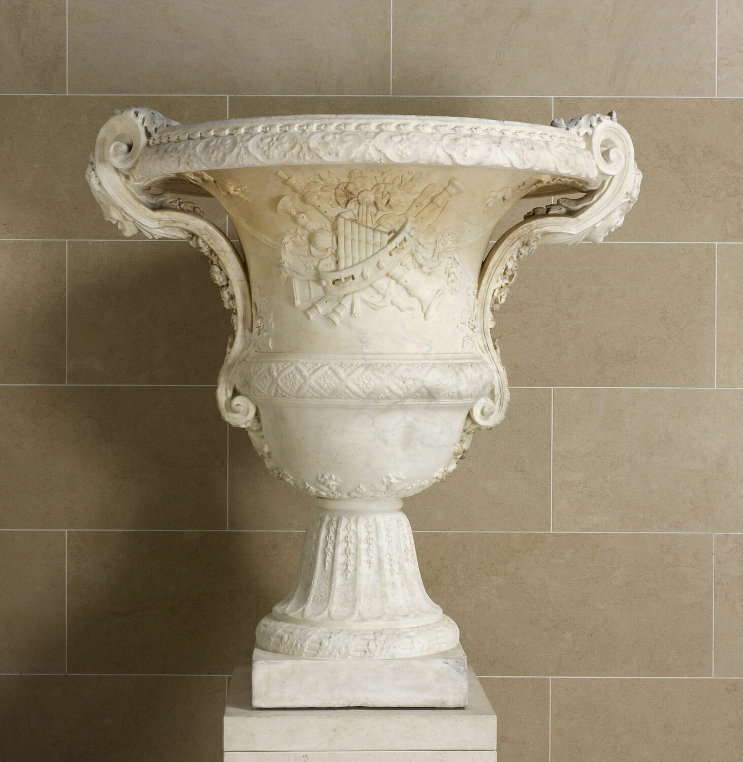 Vase orné de trophées d'instruments de musique - Louvre site des ...