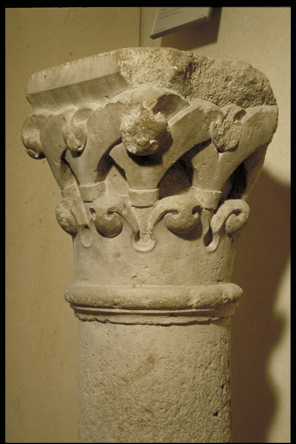 Colonnette, base et chapiteau décoré de feuilles plates - Louvre site ...