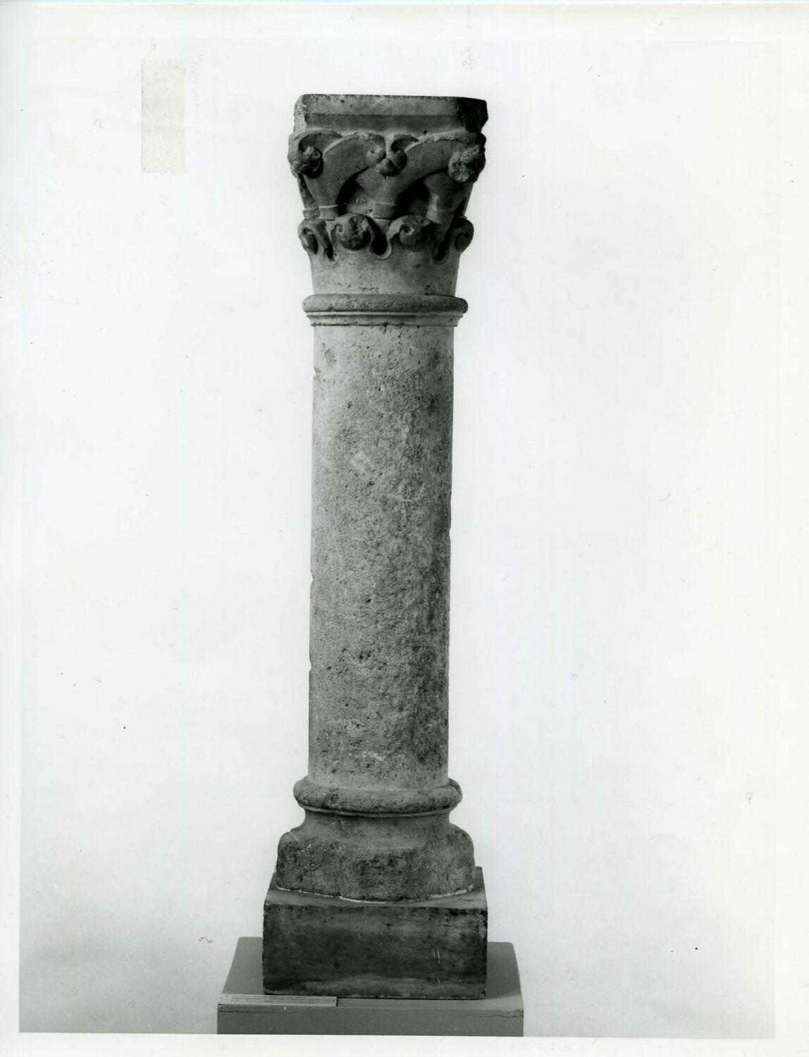 Colonnette, base et chapiteau décoré de feuilles plates - Louvre site ...