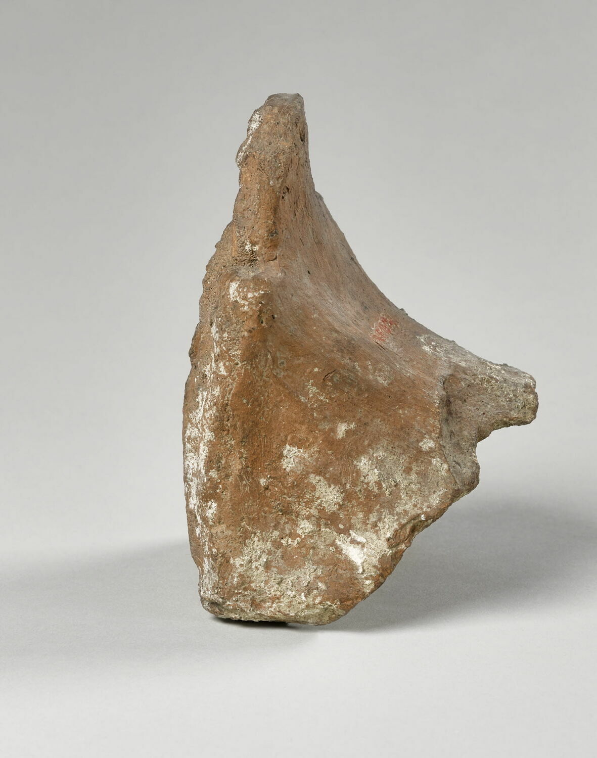 Antéfixe décorée d'un masque humain crucifère - Louvre Collections