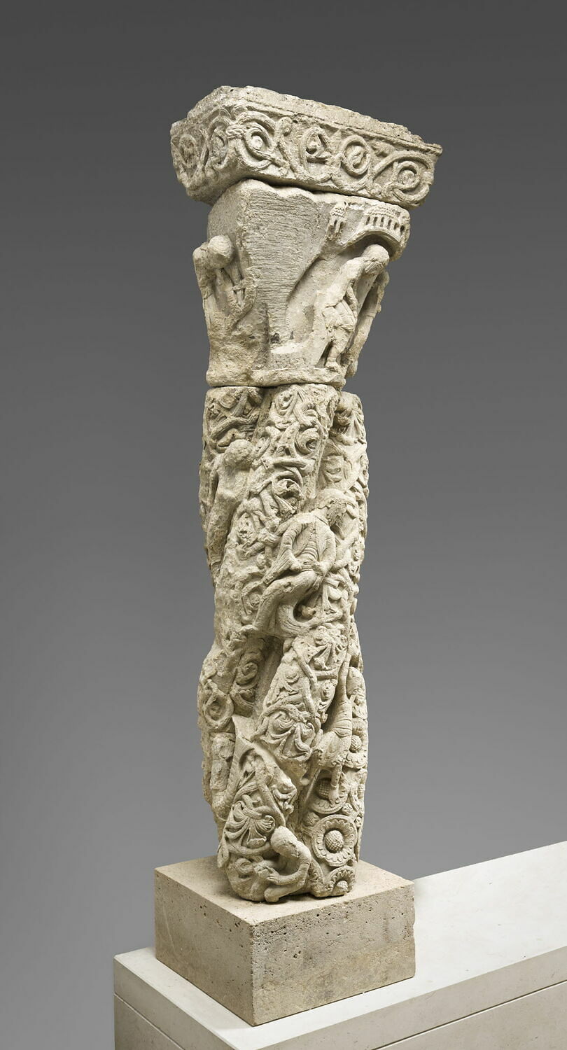 Colonne torse et chapiteau historiés : personnages et êtres ...