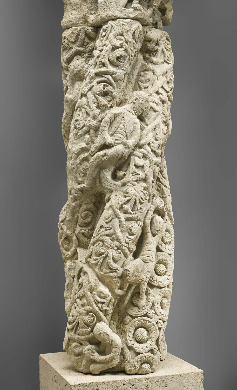 Colonne torse et chapiteau historiés : personnages et êtres ...