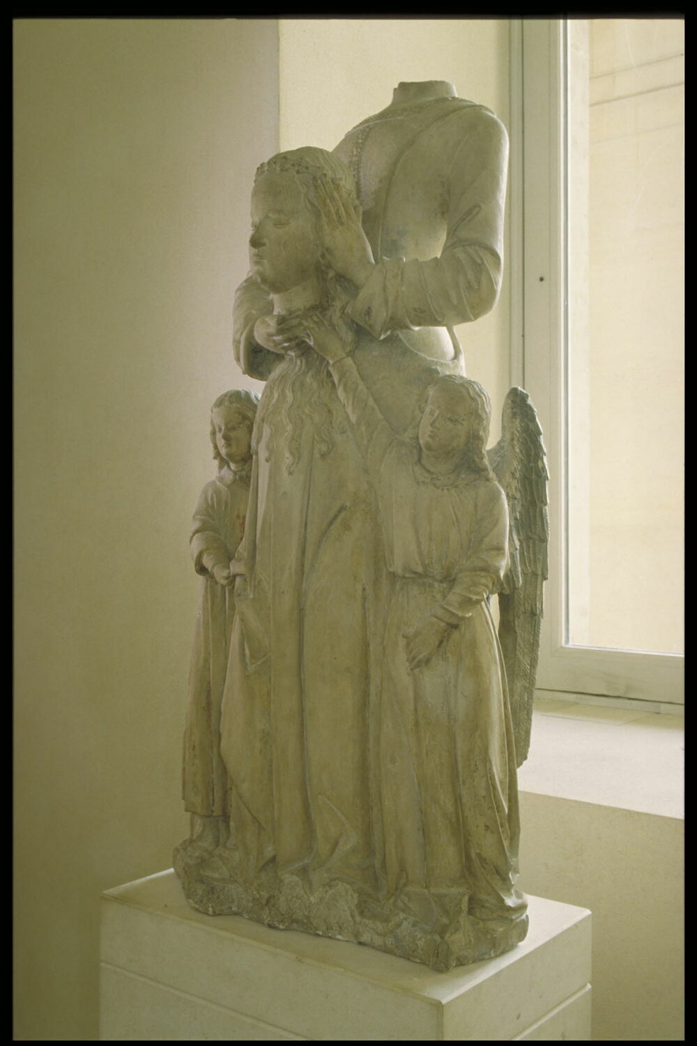 Sainte Valérie, céphalophore, accompagnée de deux anges - Louvre site ...