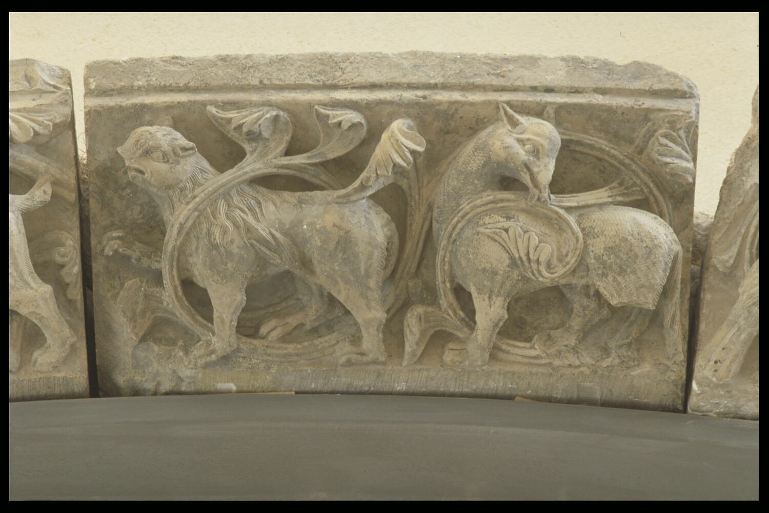 Un lion et un animal chimérique, dans des rinceaux - Louvre site des ...