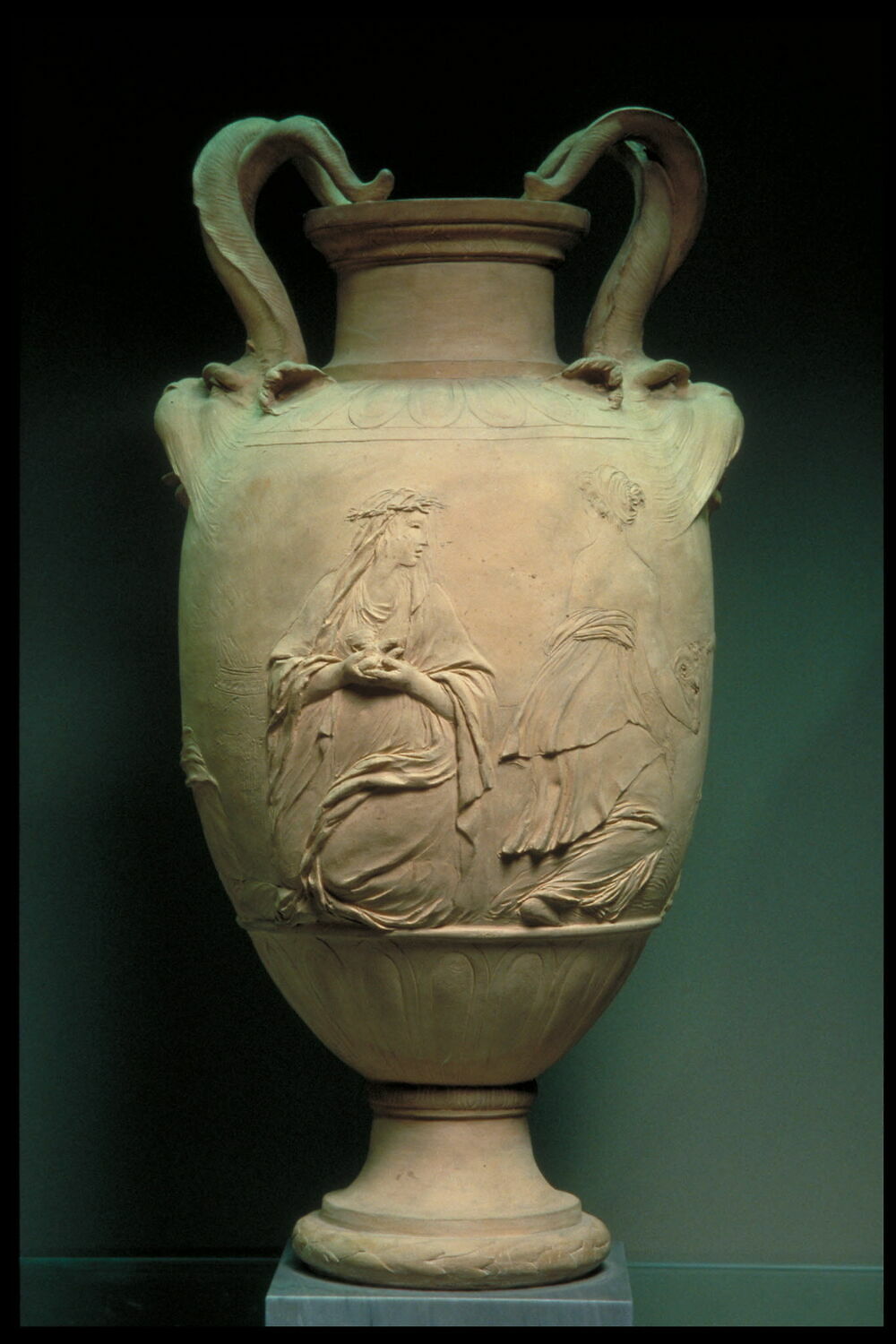 Vase avec décor de cinq femmes faisant un sacrifice - Louvre site des ...