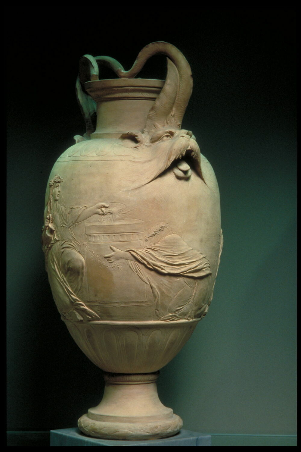 Vase avec décor de cinq femmes faisant un sacrifice - Louvre site des ...