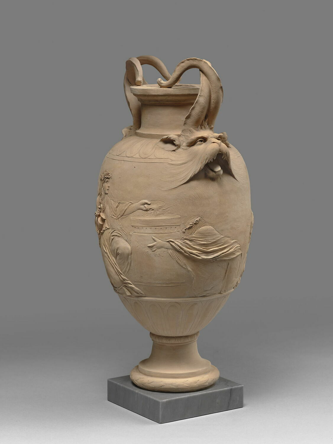 Vase avec décor de cinq femmes faisant un sacrifice - Louvre site des ...
