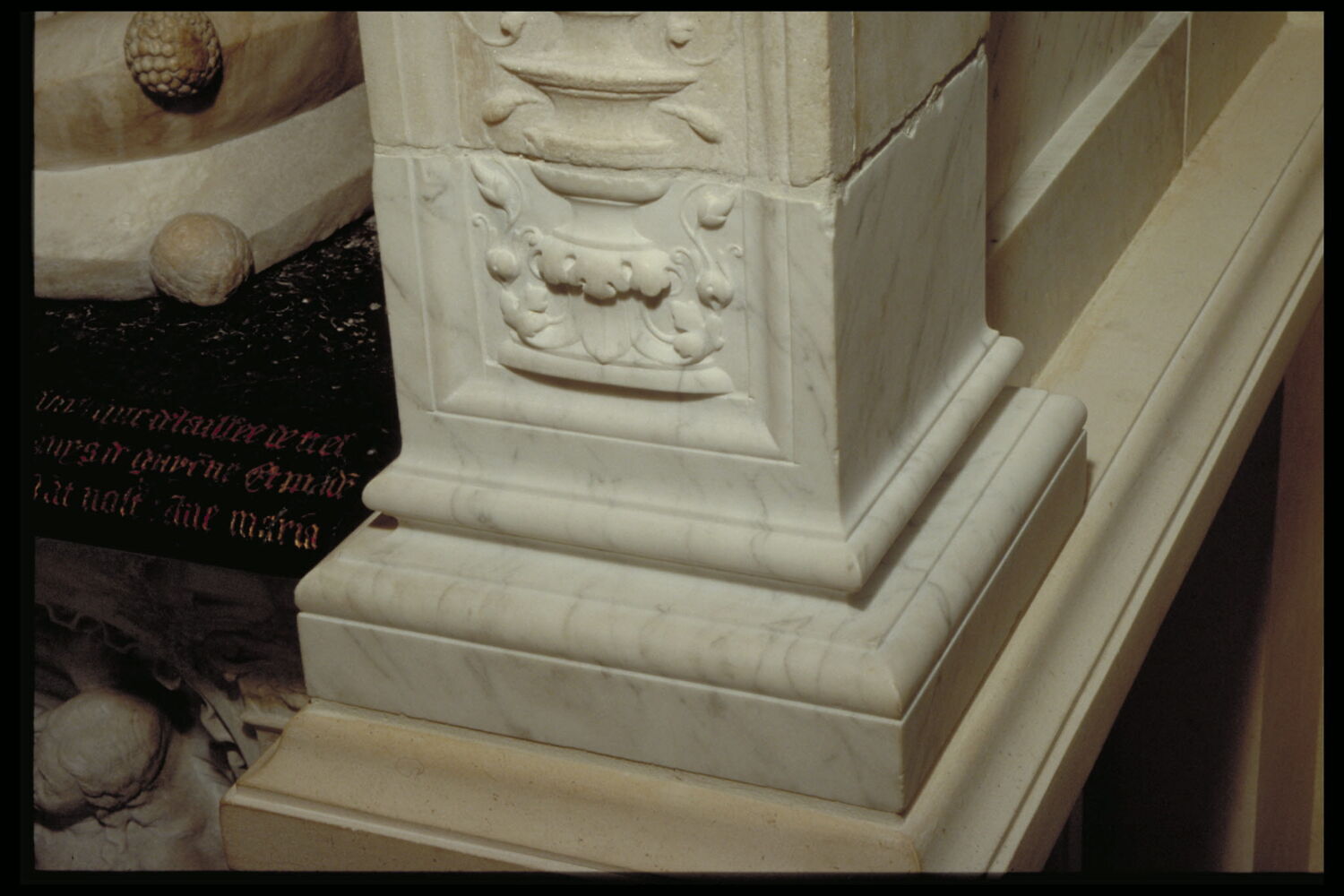 Base de pilastre - Louvre site des collections