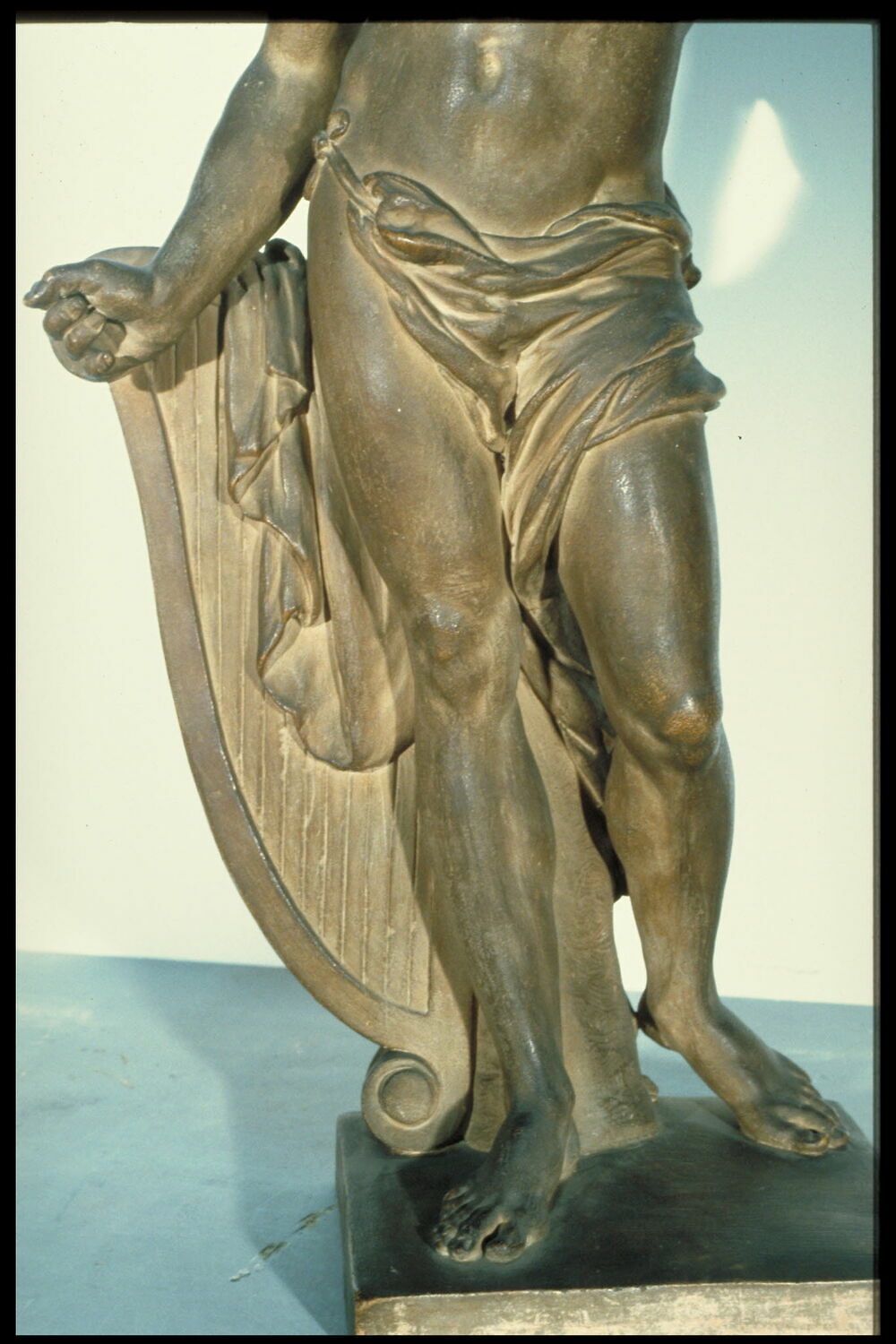 Apollon debout appuyé sur sa lyre - Louvre Collections