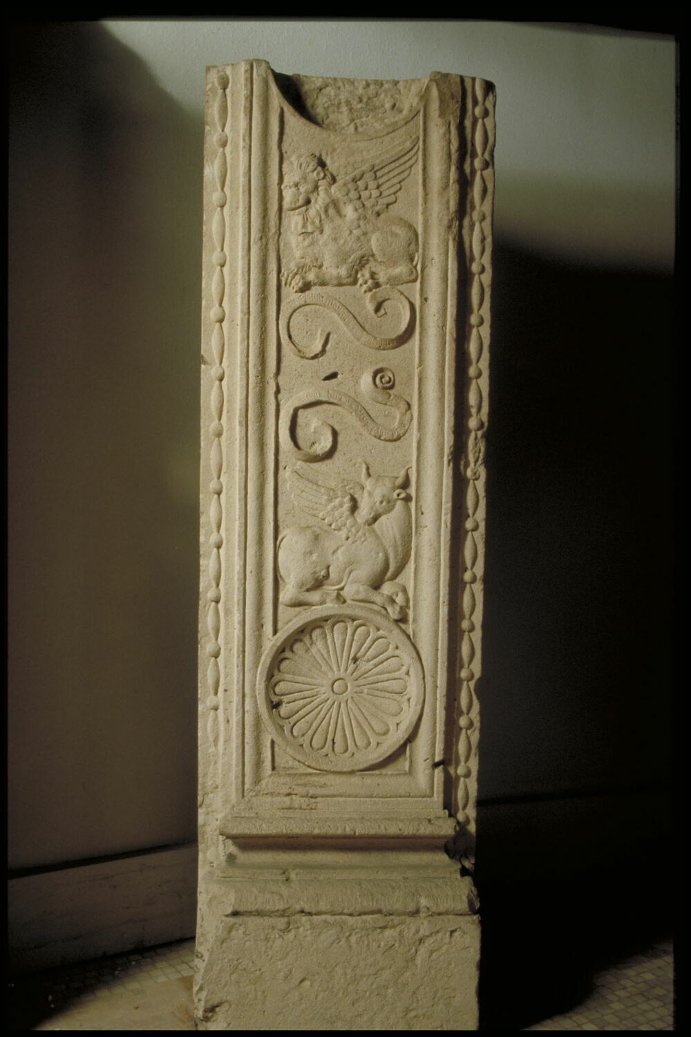 Fragment de pilastre double face - Louvre site des collections