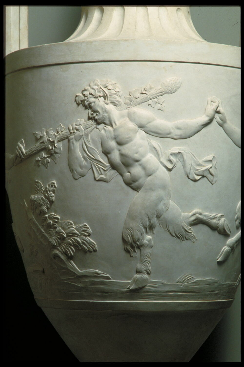 Vase à décor d'une ronde de satyres et de satyresses - Louvre site des ...