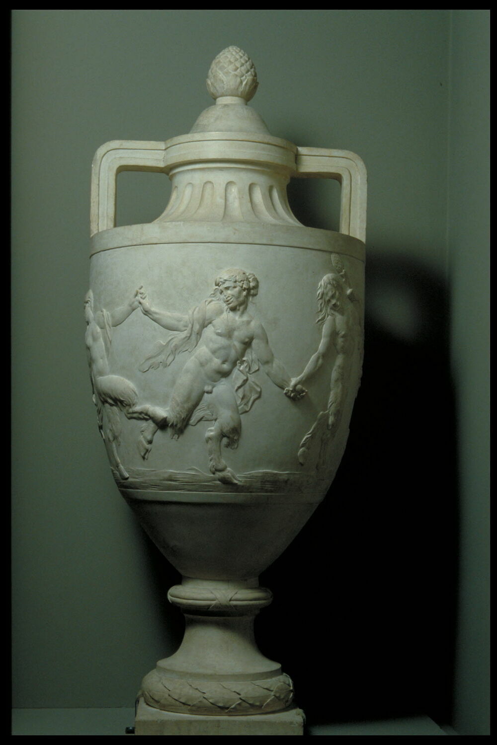 Vase à décor d'une ronde de satyres et de satyresses avec les ...