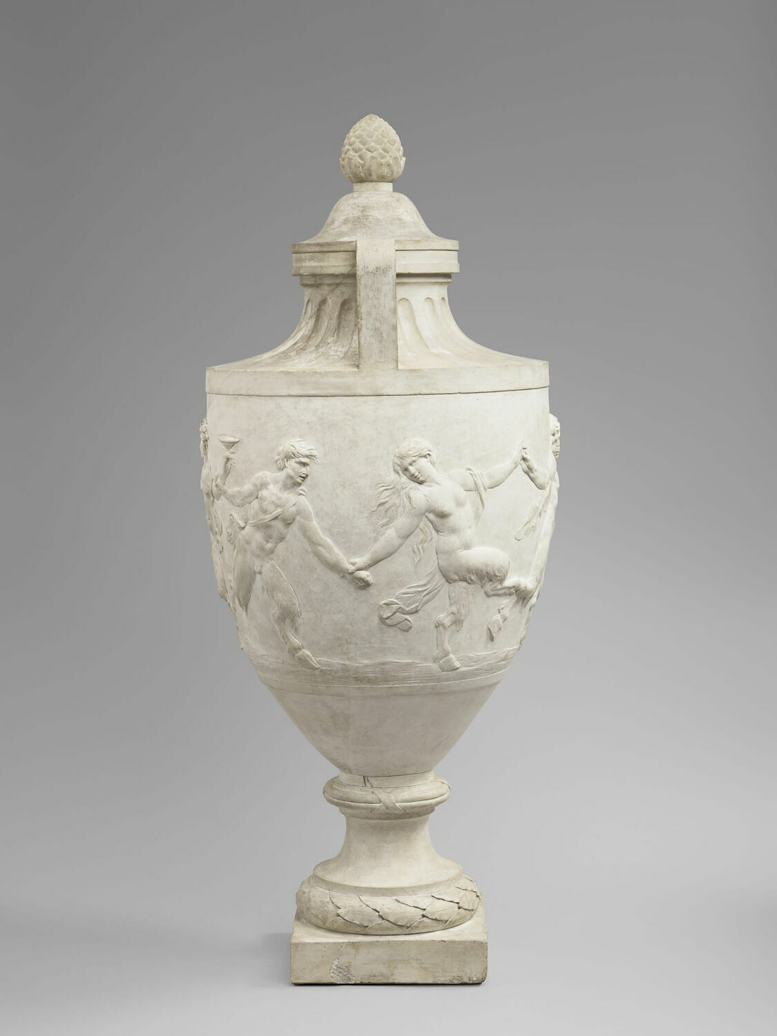 Vase à décor d'une ronde de satyres et de satyresses avec les ...