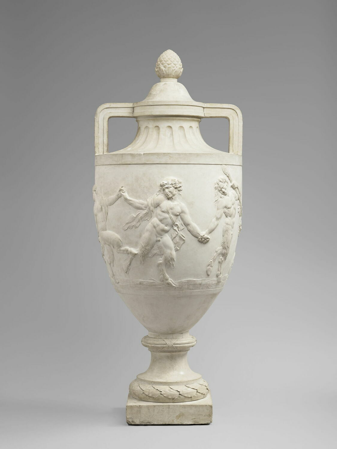 Vase à décor d'une ronde de satyres et de satyresses avec les ...