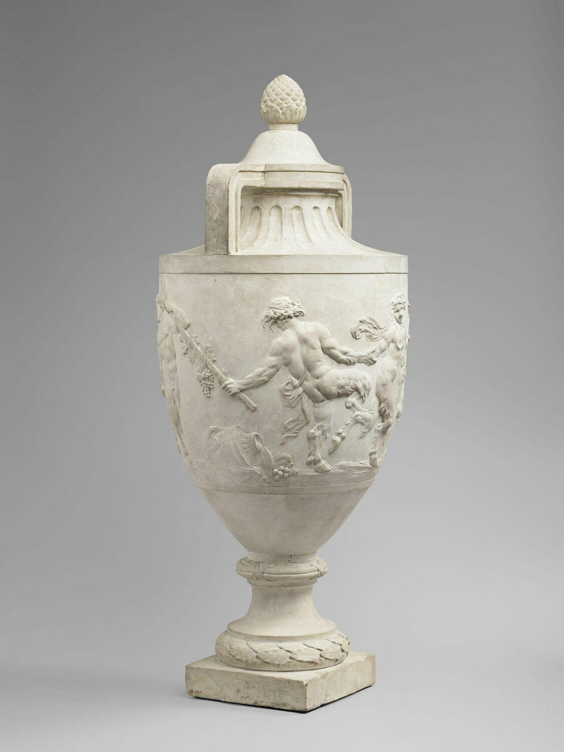 Vase à décor d'une ronde de satyres et de satyresses avec les ...