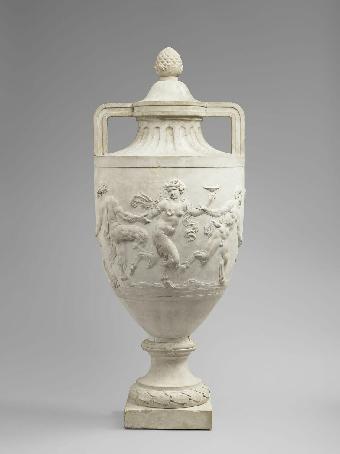 Vase à décor d'une ronde de satyres et de satyresses avec les ...