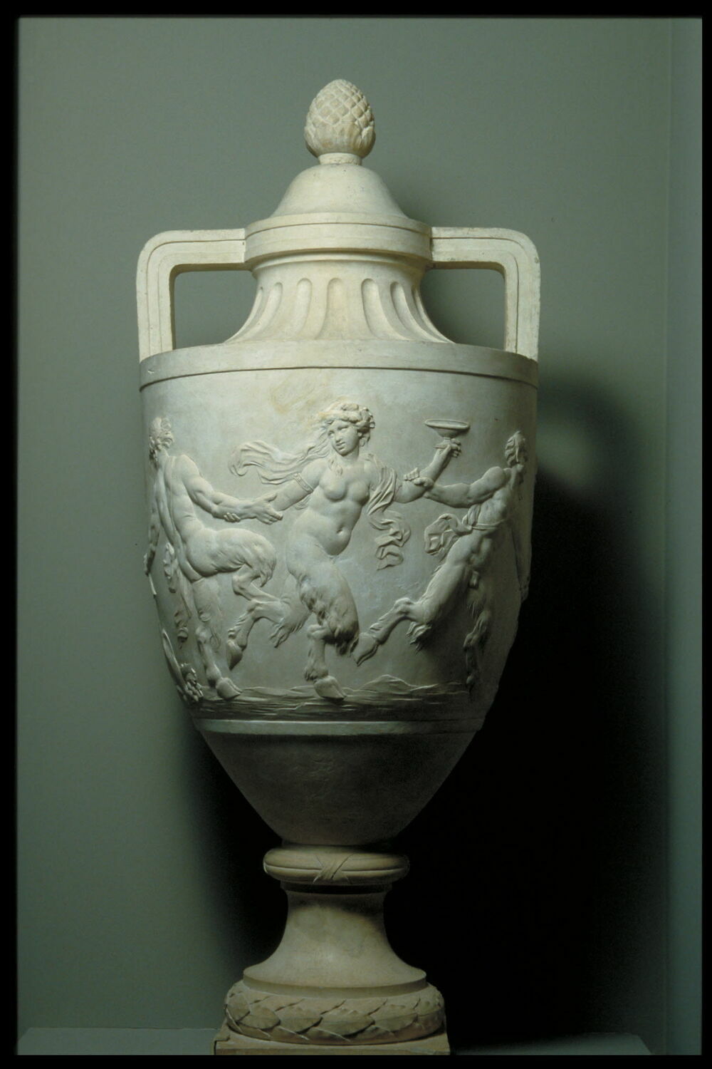 Vase à décor d'une ronde de Satyres et de Satyresses avec les ...