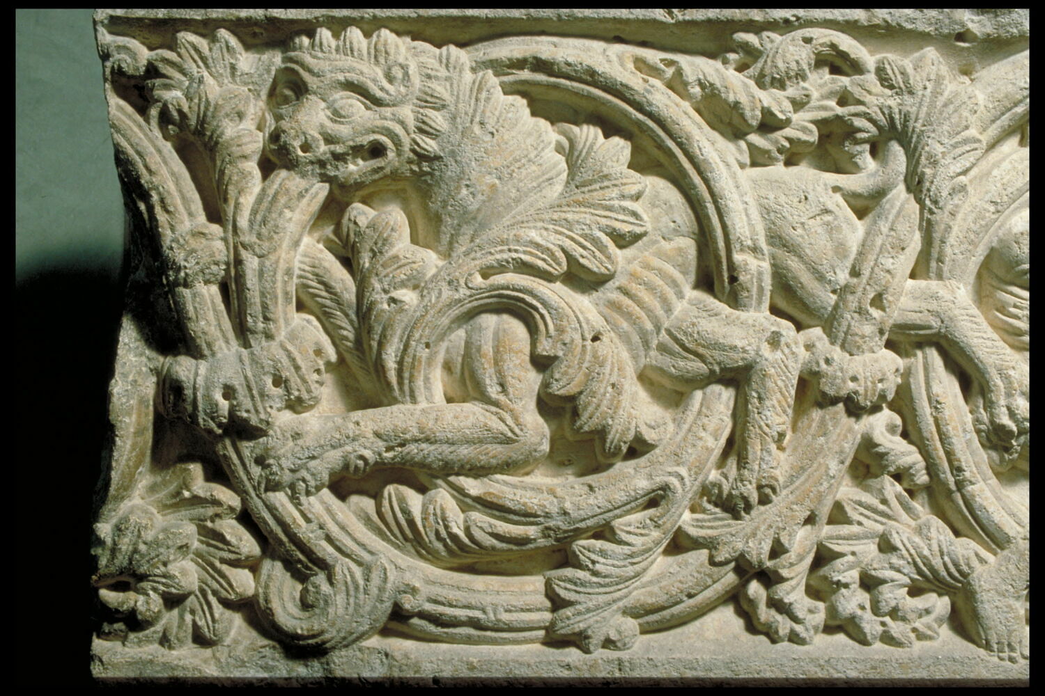 Fragment de linteau à décor de rinceau habité - Louvre site des collections