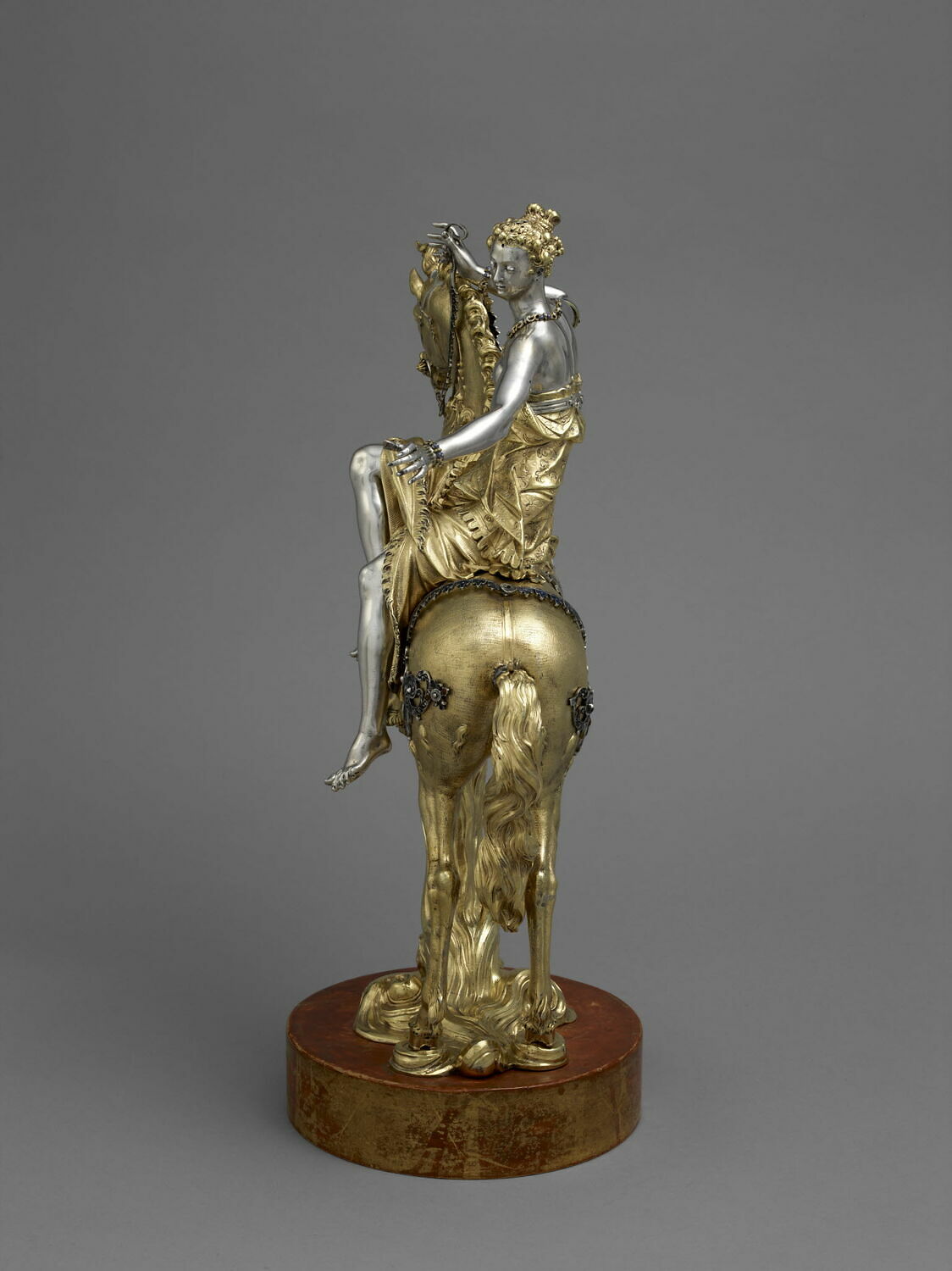 Statue féminine équestre servant d'aiguière : Clélie sur son cheval ...