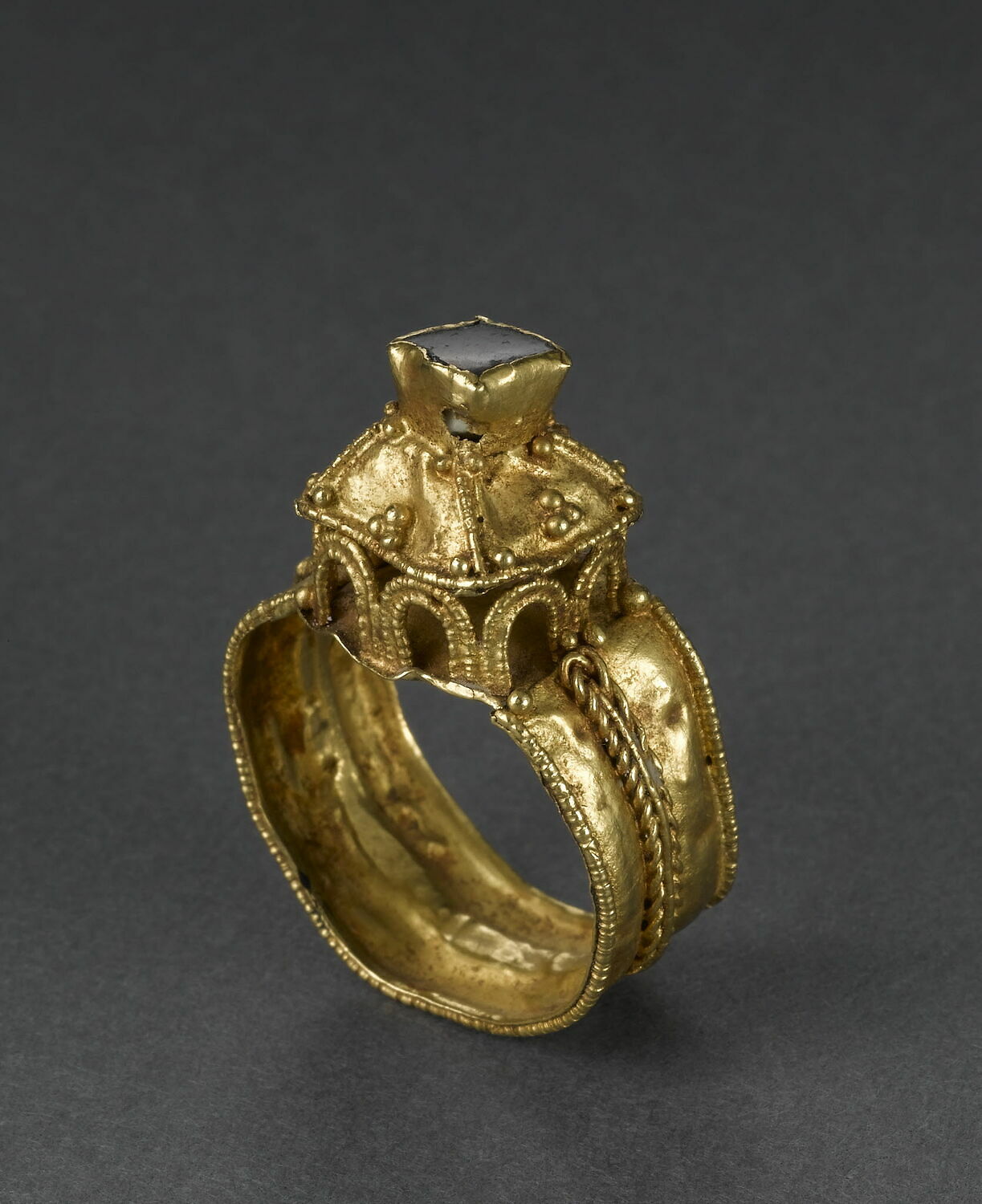 Bague mérovingienne à chaton pyramidal - Louvre site des collections