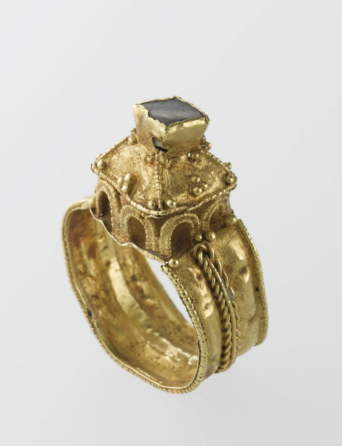 Bague mérovingienne à chaton pyramidal - Louvre site des collections