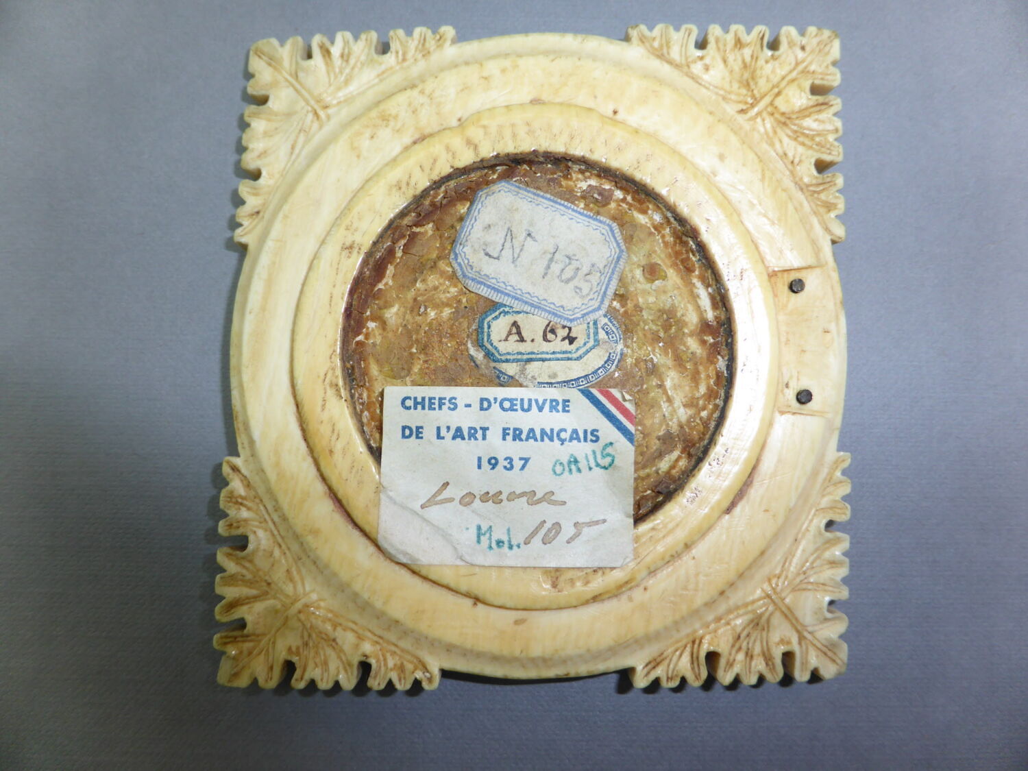 Valve de miroir : couple d'amants - Louvre site des collections