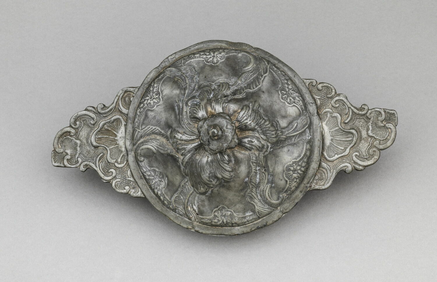 Ecuelle à orillon avec son couvercle - Louvre site des collections