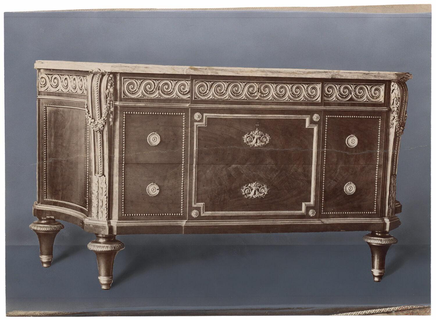 Commode pour le Salon des Nobles de la reine au château de Versailles ...