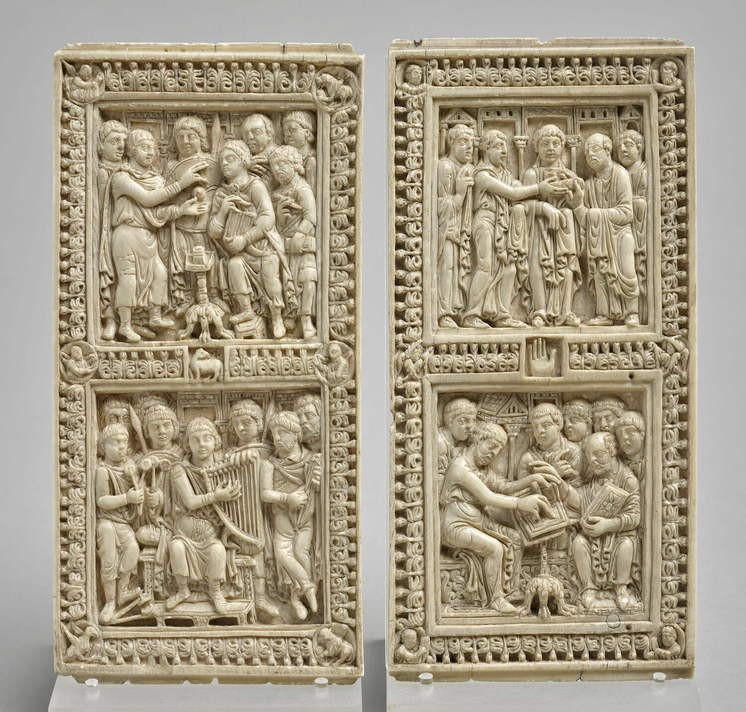 Plaque de reliure du psautier de Dagulf : David ordonnant la rédaction ...