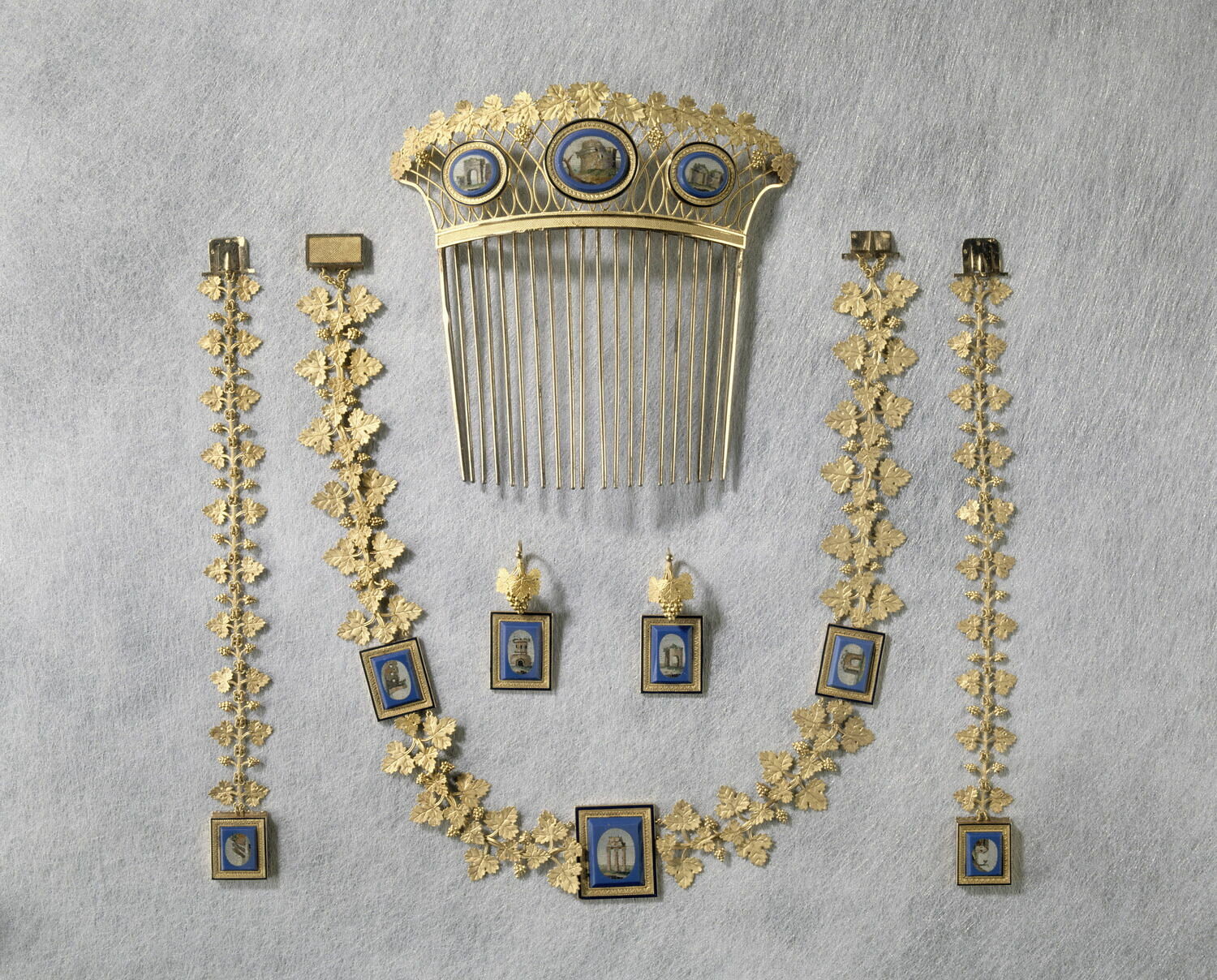 Parure de Marie-Louise en micro-mosaïques - Louvre site des collections