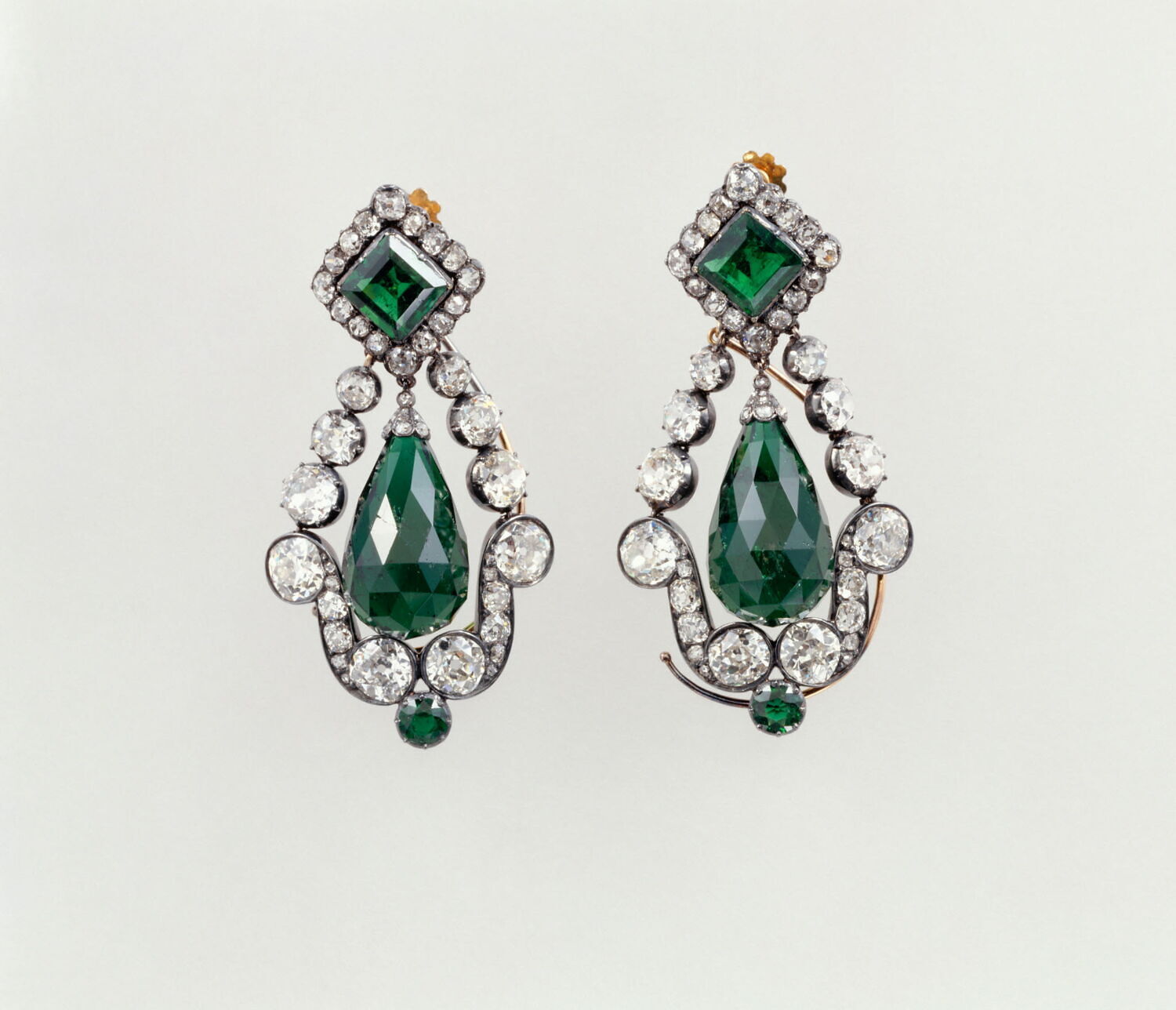 Collier en émeraudes de la parure de Marie-Louise - Louvre site des ...