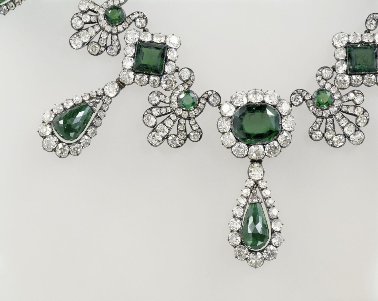 Collier en émeraudes de la parure de Marie-Louise - Louvre site des ...