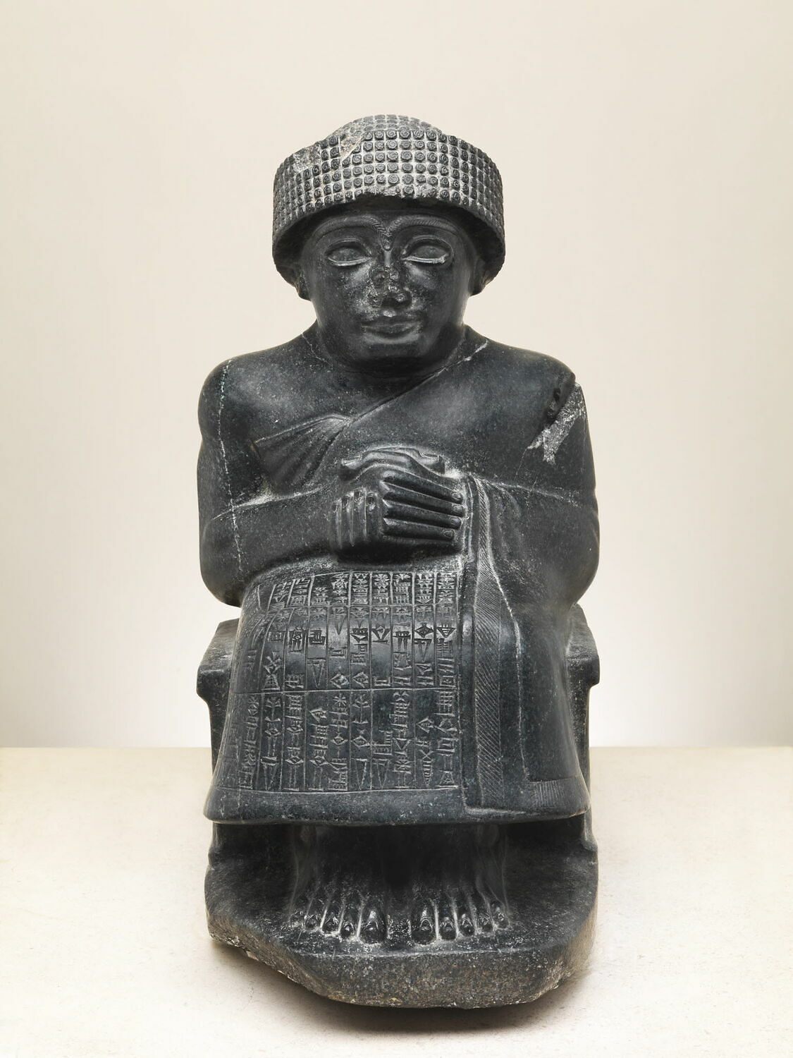 Statue de Gudea dite "Petit Gudea assis" - Louvre site des collections