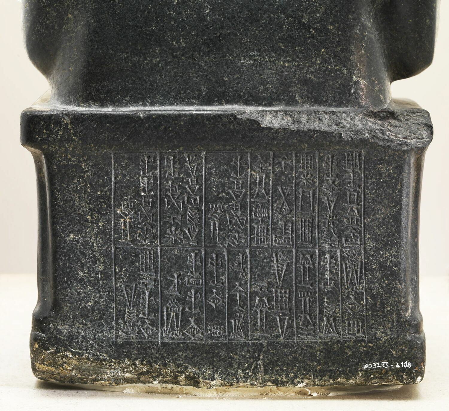 Statue de Gudea dite "Petit Gudea assis" - Louvre site des collections