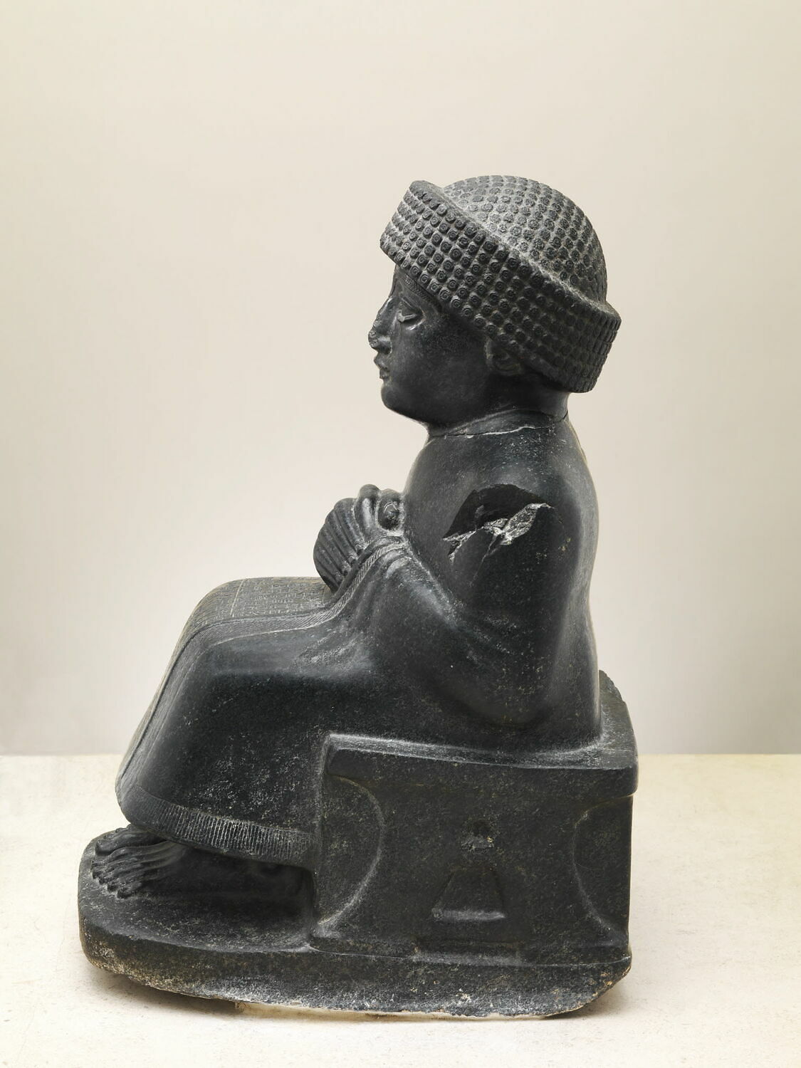 Statue de Gudea dite "Petit Gudea assis" - Louvre site des collections