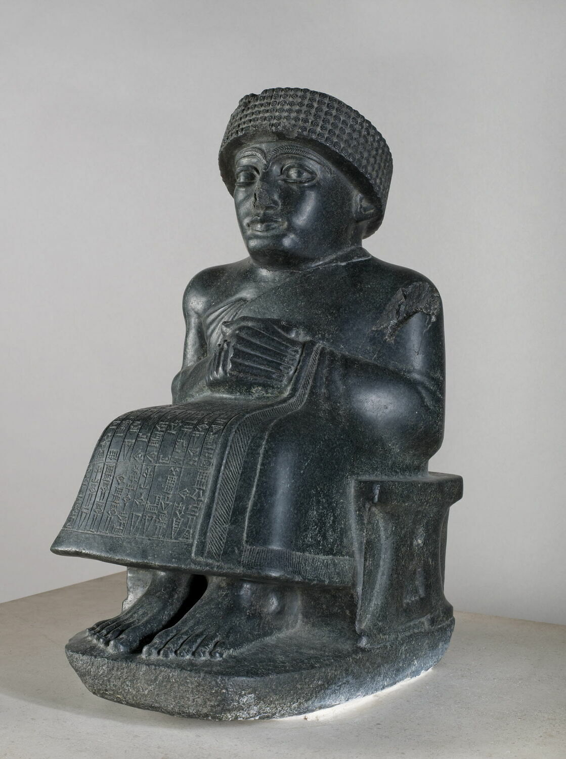 Statue de Gudea dite "Petit Gudea assis" - Louvre site des collections