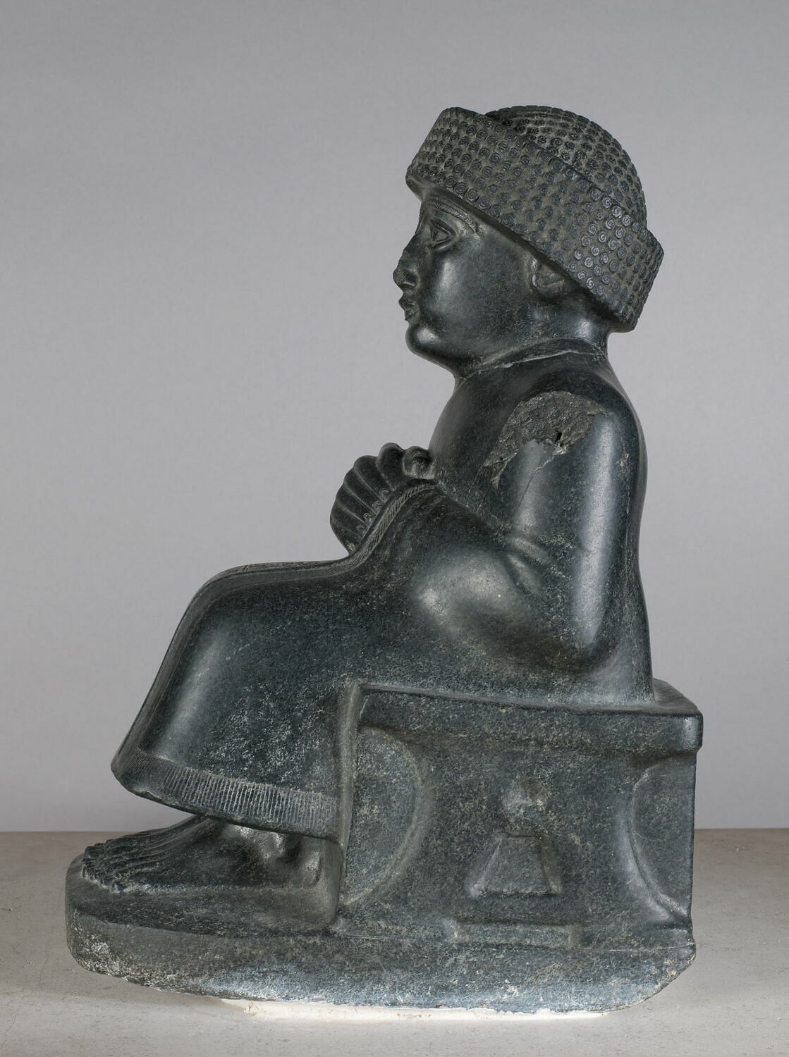 Statue de Gudea dite "Petit Gudea assis" - Louvre site des collections