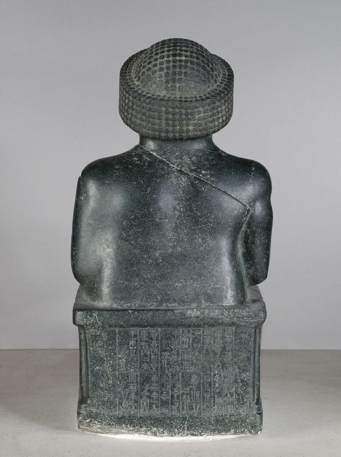 Statue de Gudea dite "Petit Gudea assis" - Louvre site des collections