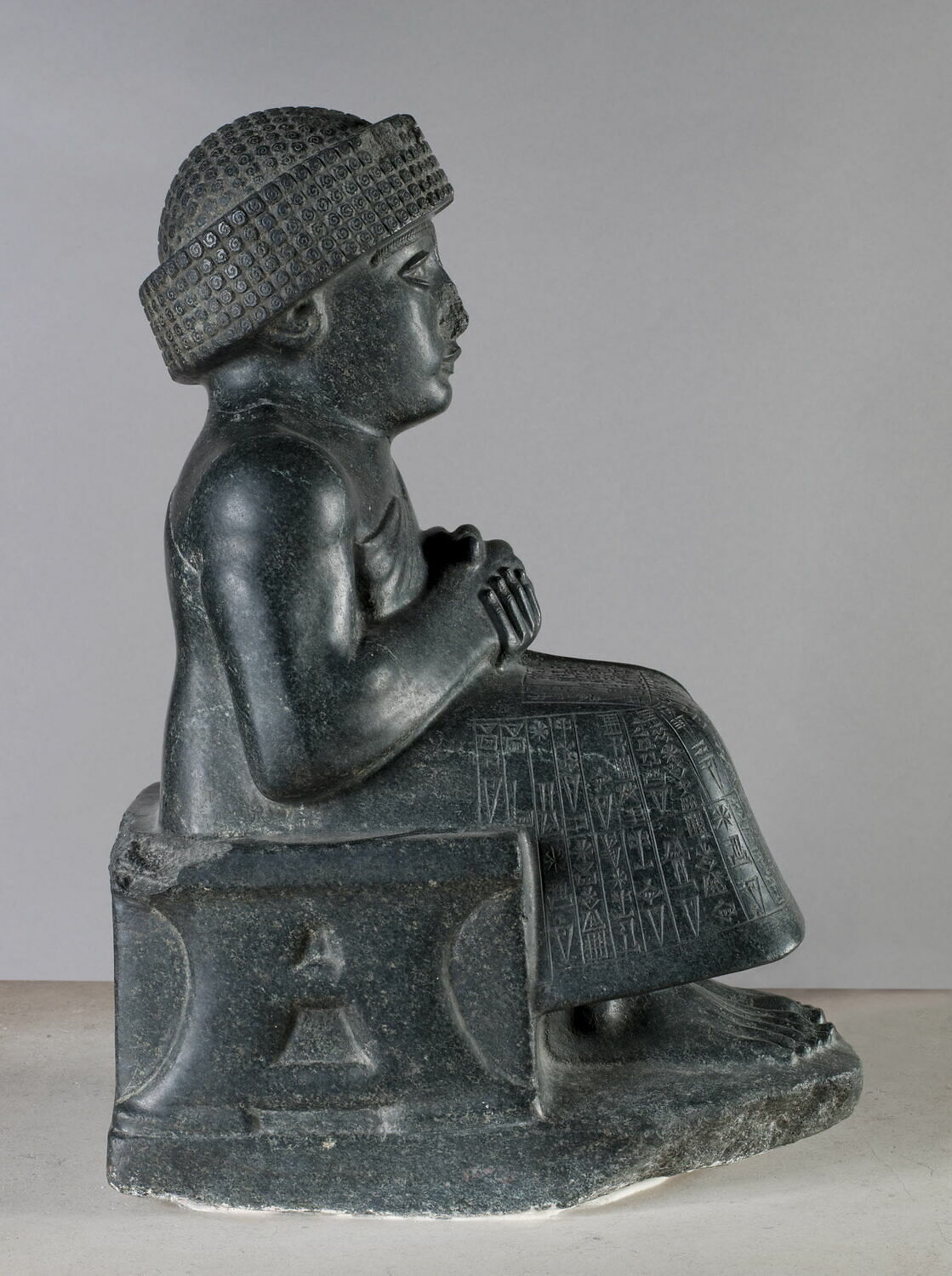 Statue de Gudea dite "Petit Gudea assis" - Louvre site des collections