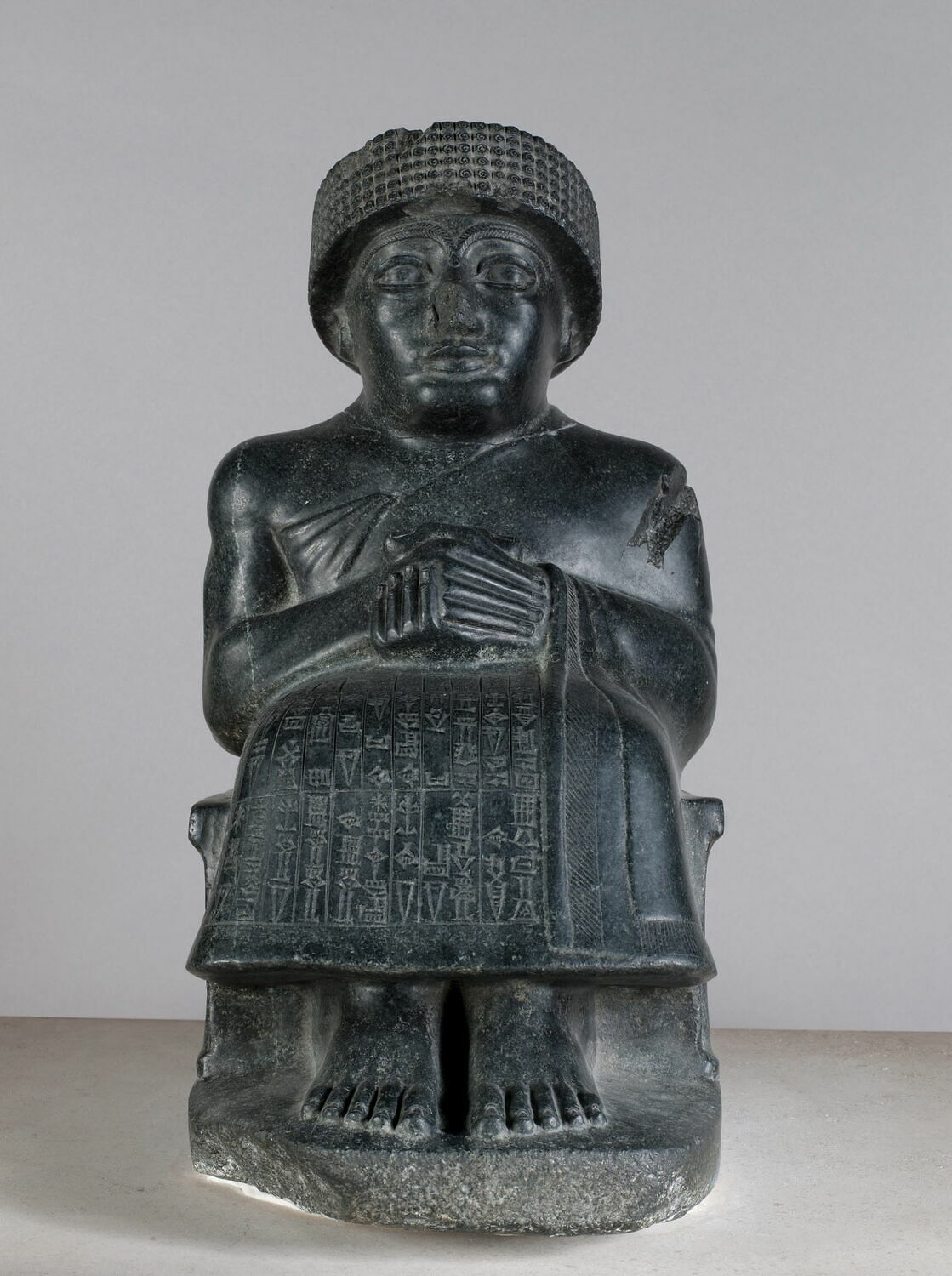 Statue de Gudea dite "Petit Gudea assis" - Louvre site des collections