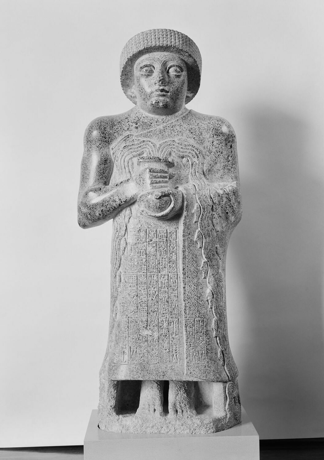 Statue de Gudea dite "au vase jaillissant" - Louvre site des collections